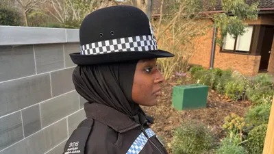 В полиции Британии введут магнитные хиджабы для привлечения на службу ...